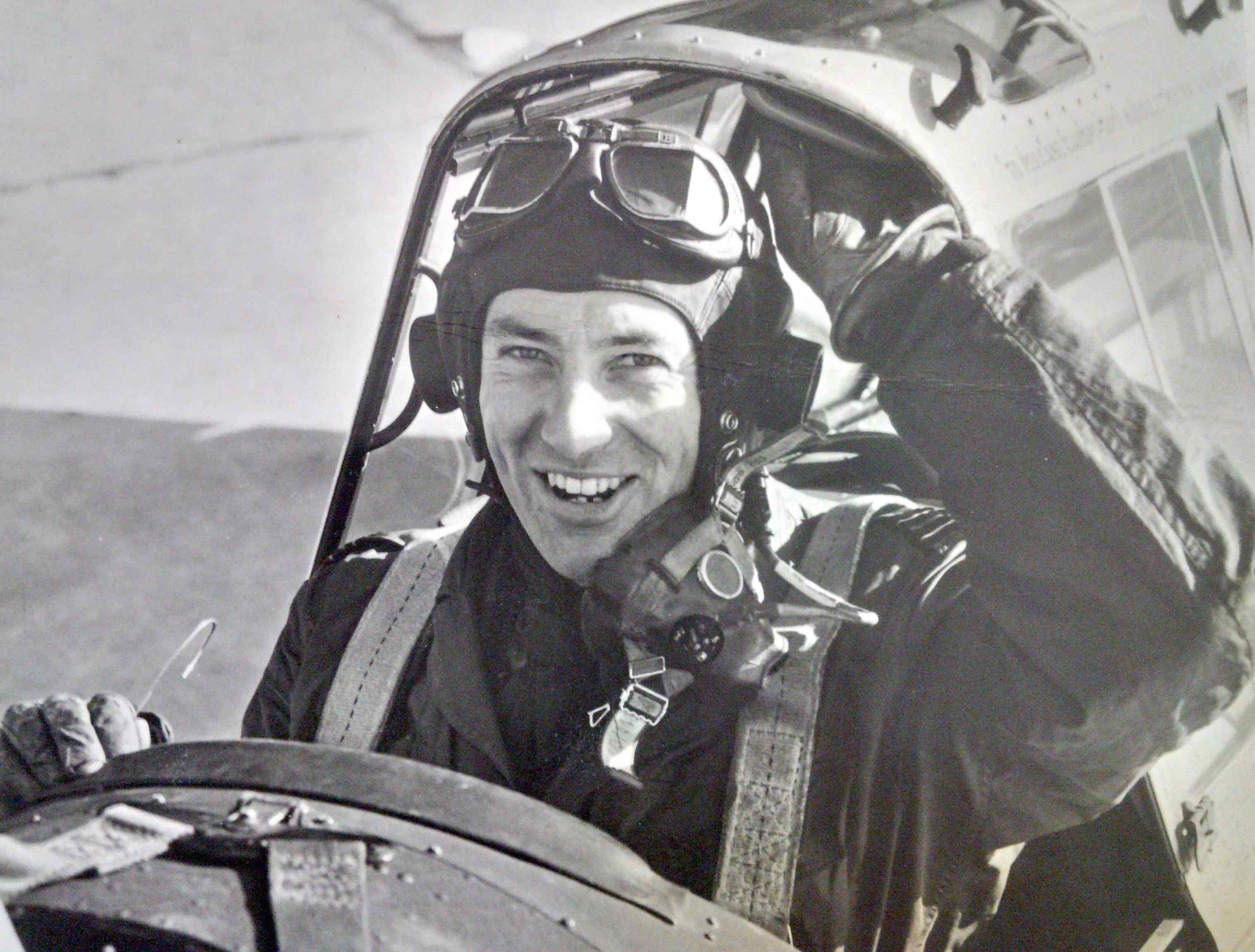 DAILY TELEGRAPH – OBITUARY GROUP CAPTAIN CARYL GORDON | GRAHAM PITCHFORK